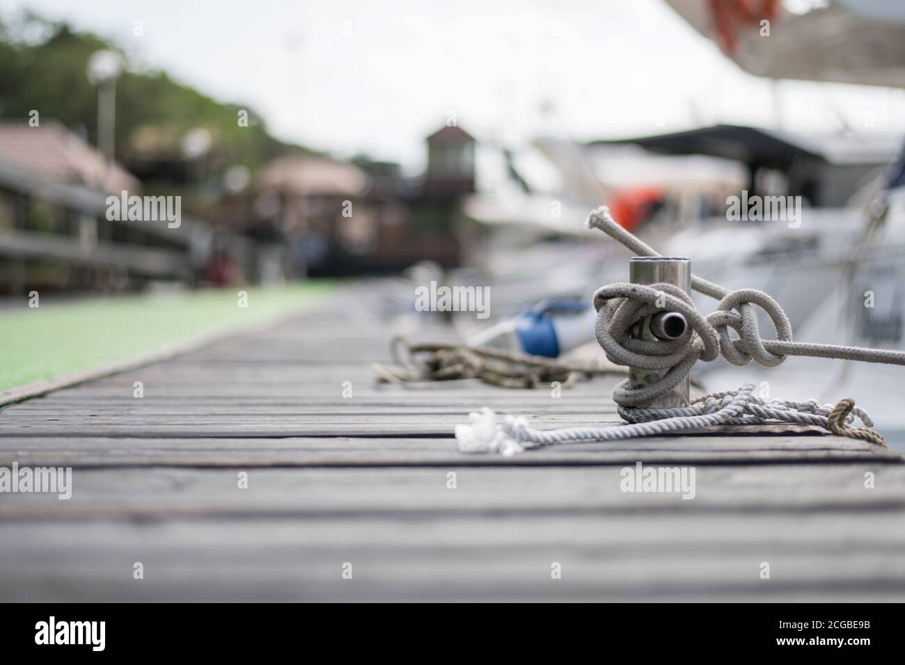 Rope tied to shore boat knot hi-res stock photography and images - Alamy