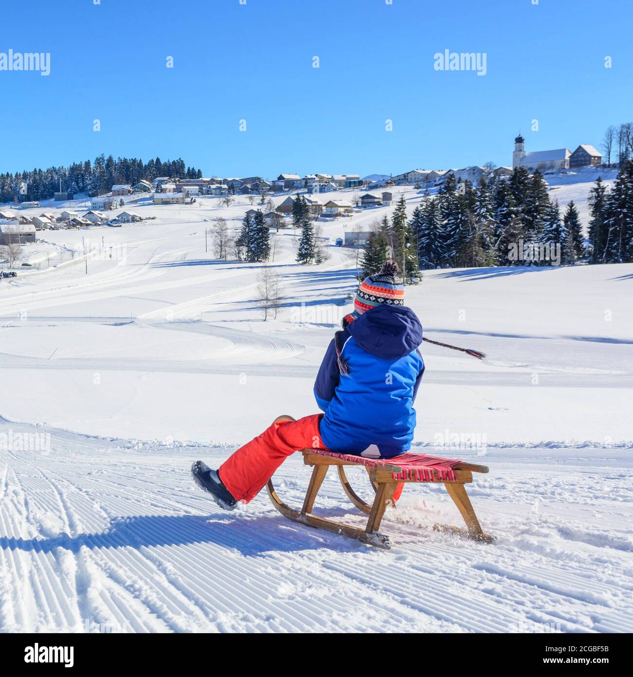Family fun on sleigh run in snow Stock Photo - Alamy
