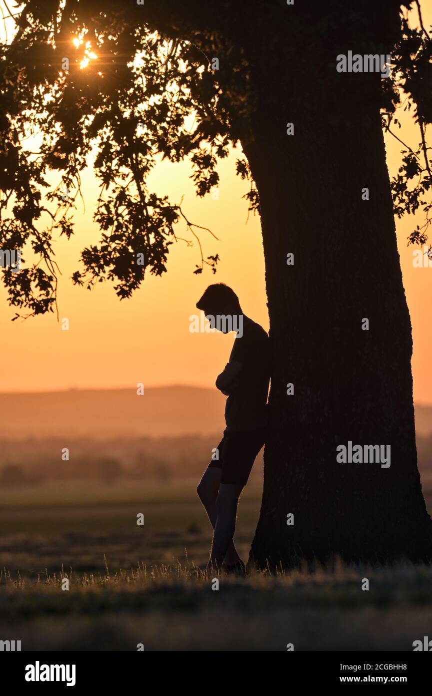 Man alone at sunset hi-res stock photography and images - Alamy