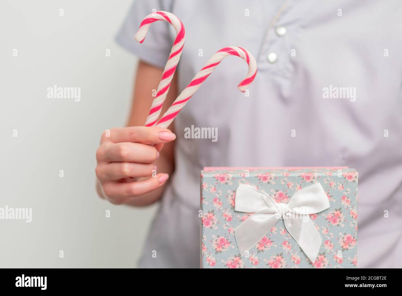 Female doctor giving candy hi-res stock photography and images - Alamy