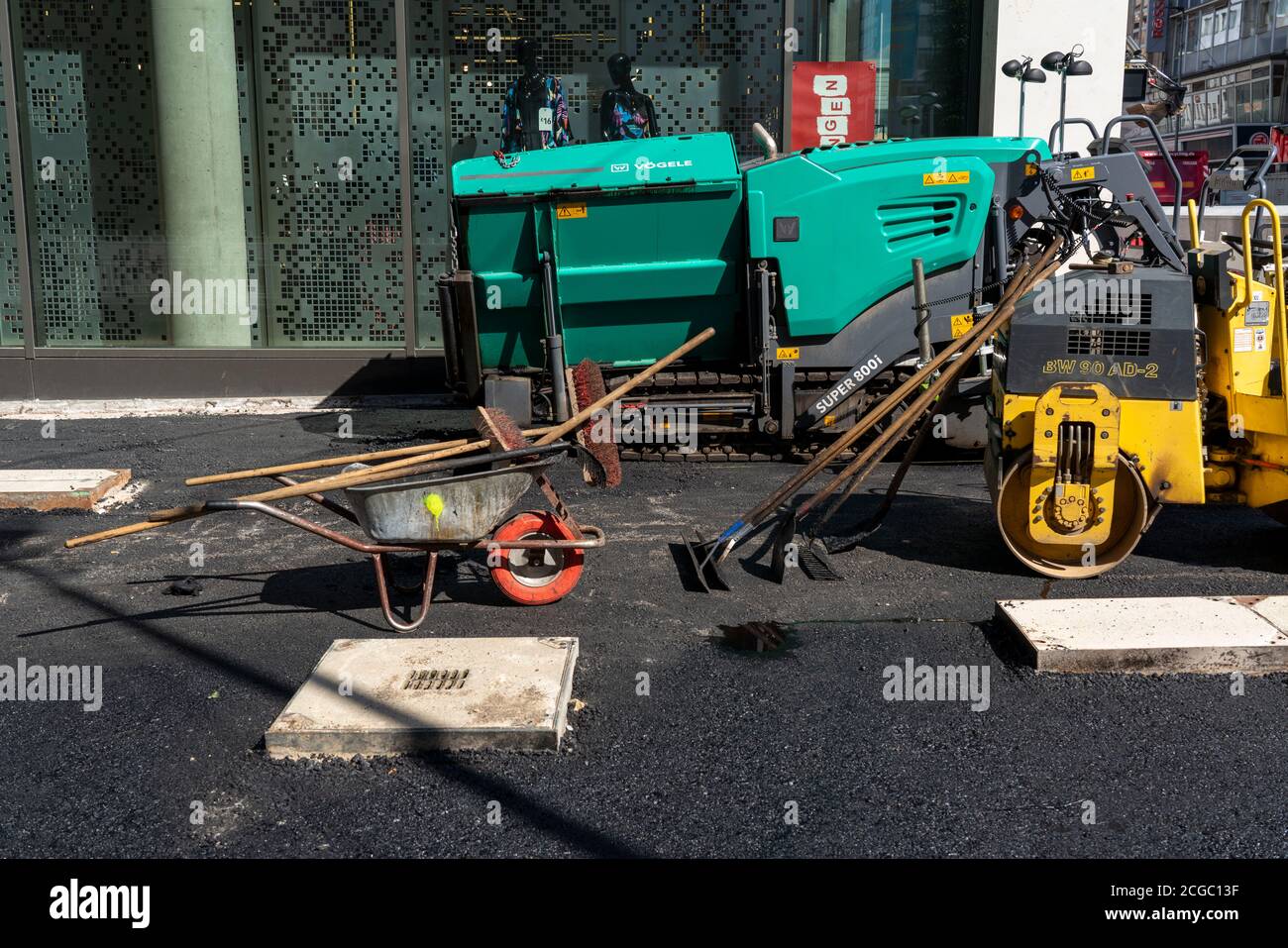 Bitumen road construction hi-res stock photography and images - Alamy