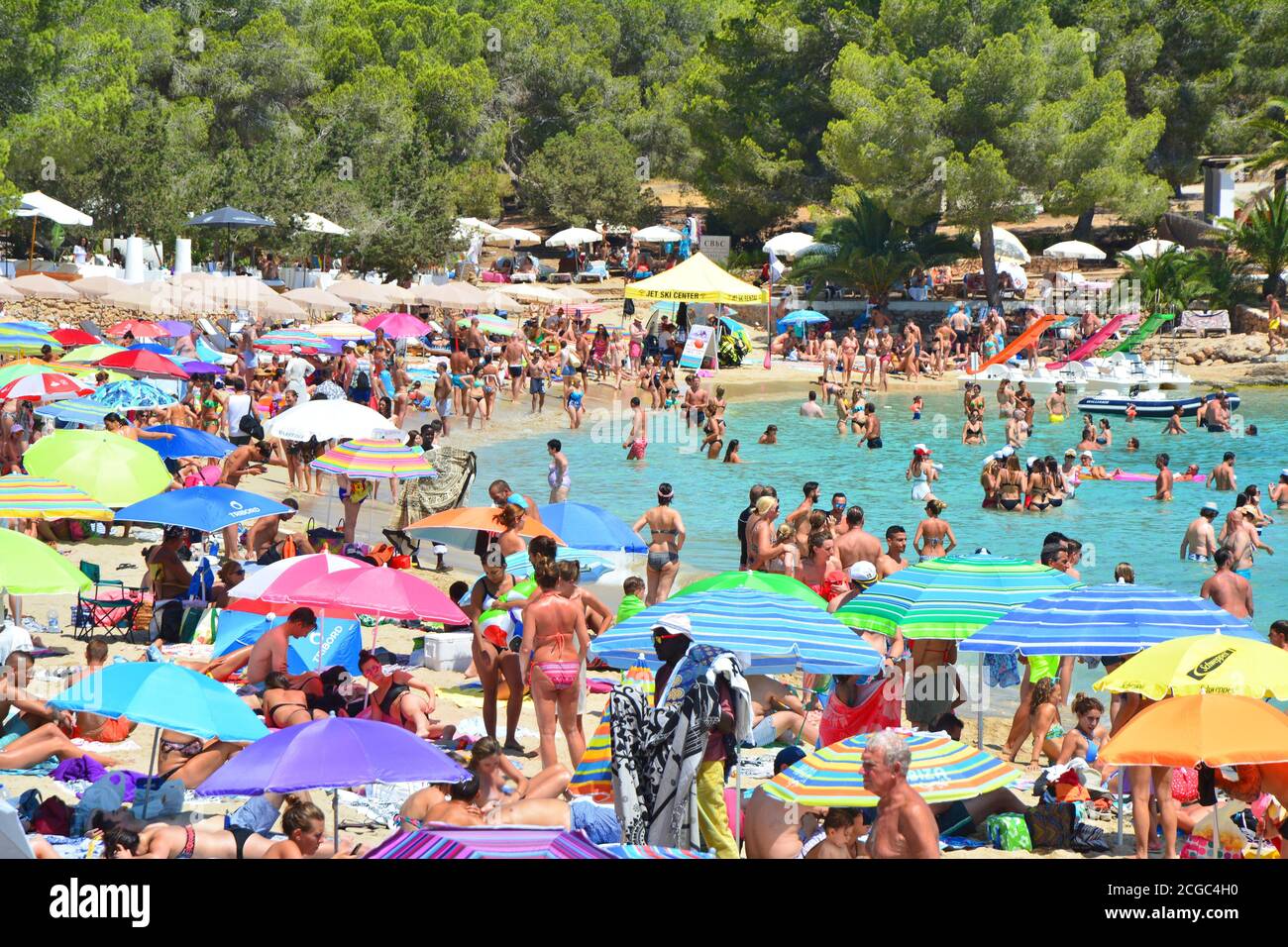 Europe beach crowded sunbathers on hi-res stock photography and images ...