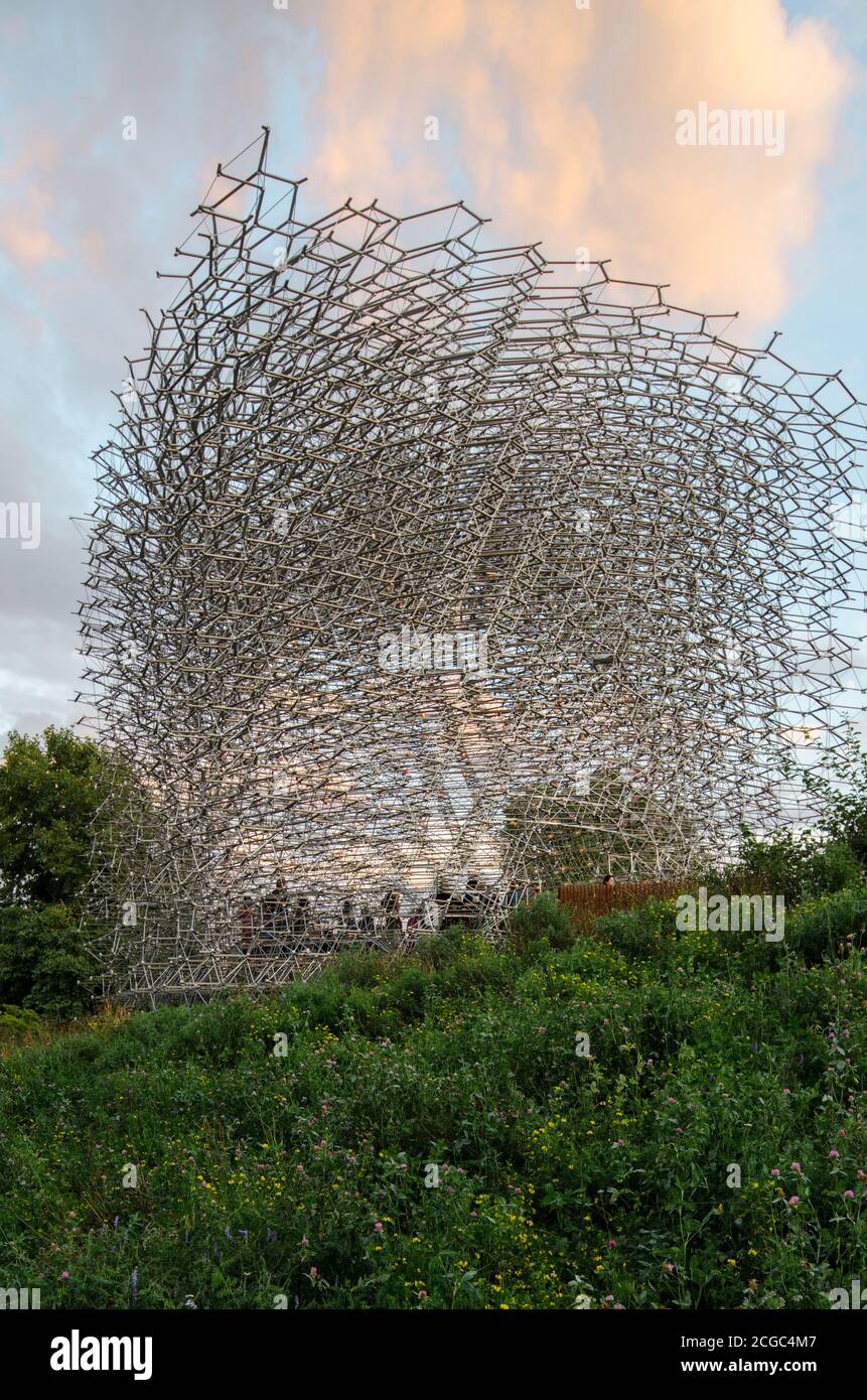 The Hive, a towering mesh structure in Kew Gardens representing a real ...