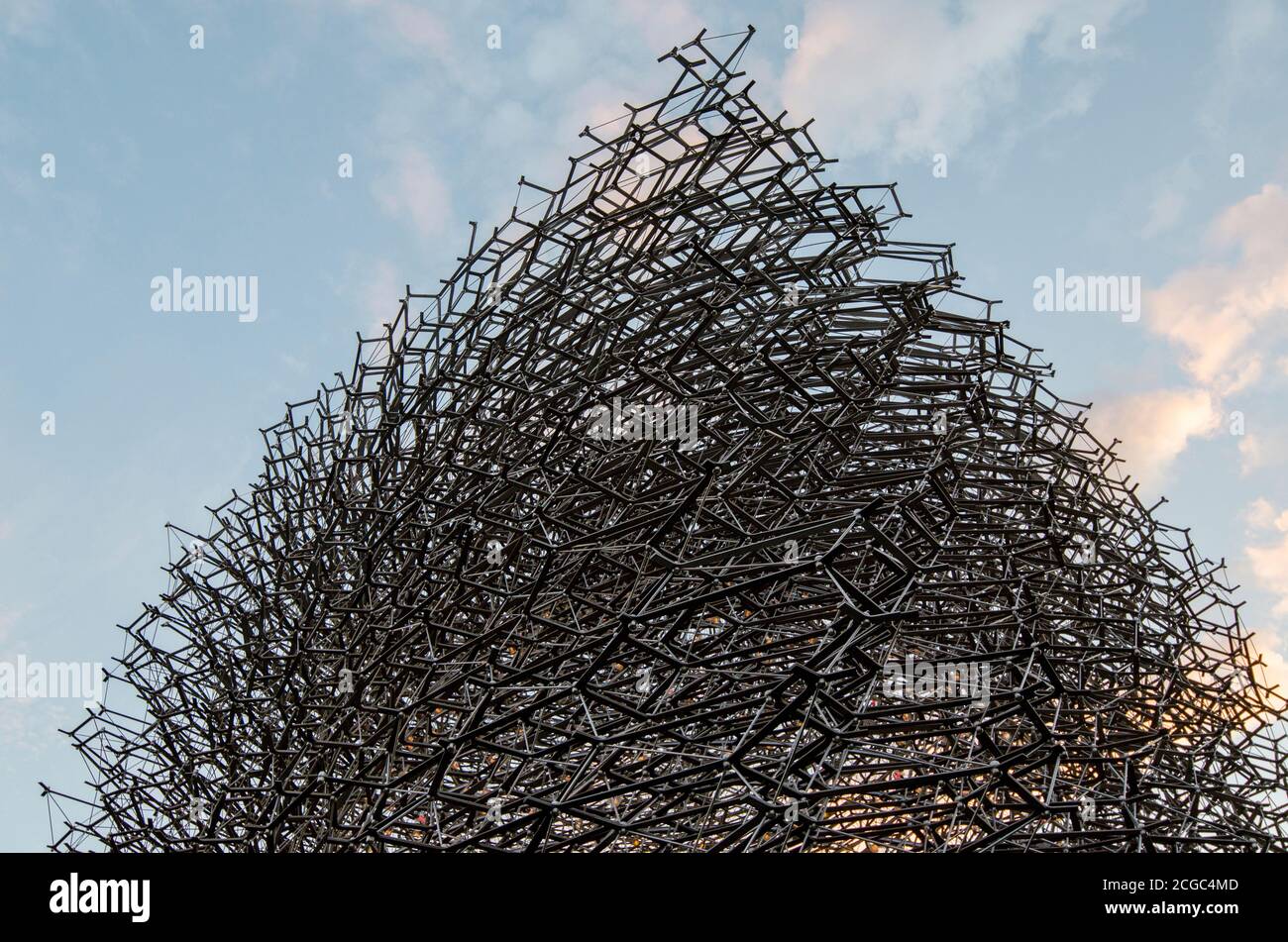 The Hive, a towering mesh structure in Kew Gardens representing a real ...