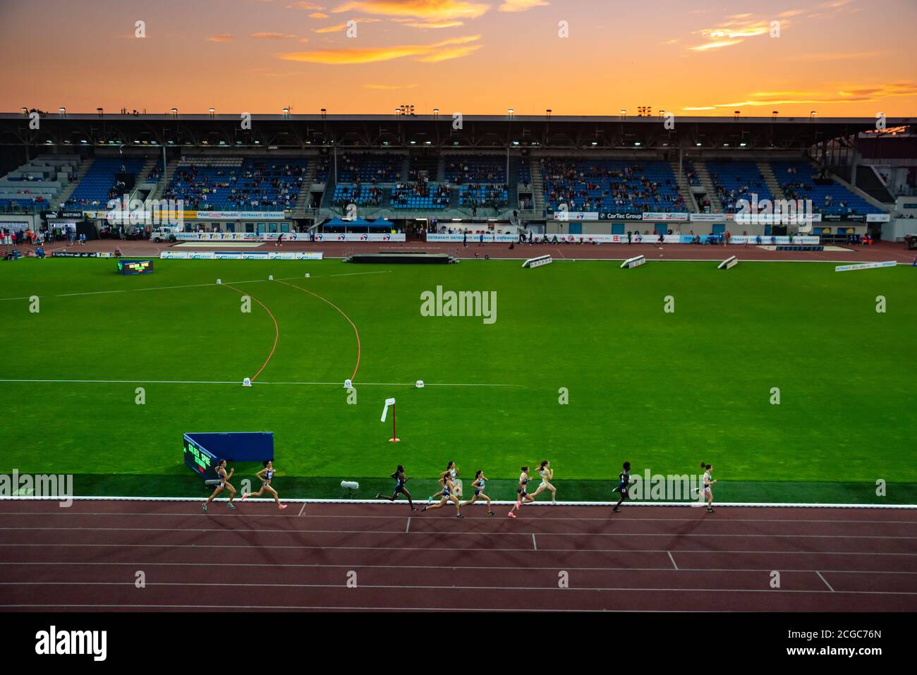 Track field 800 start hi-res stock photography and images - Alamy