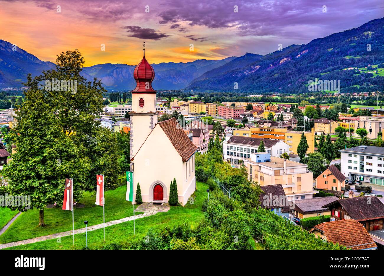 Chapel switzerland mountains alps chapel hi-res stock photography and ...