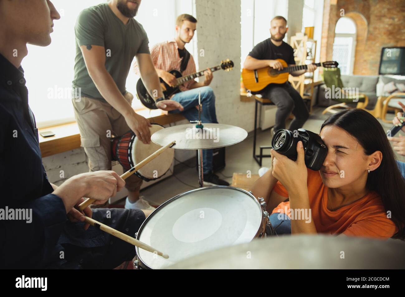 Group musicians playing songs hi-res stock photography and images - Alamy