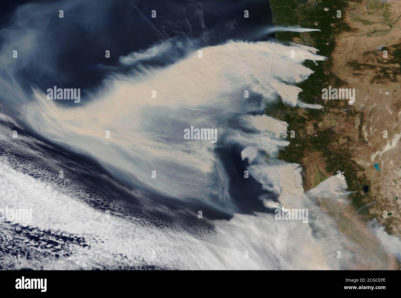 USA - 8 September 2020 - A huge cloud of smoke from hundreds of ... USA - 8 September 2020 - A huge cloud of smoke from hundreds of ...