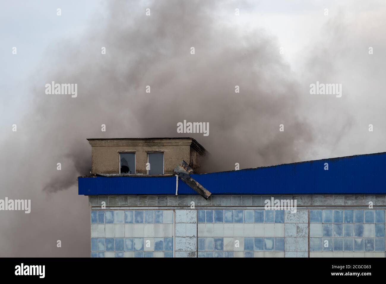 Black smoke from fire warehouse hi-res stock photography and images - Alamy