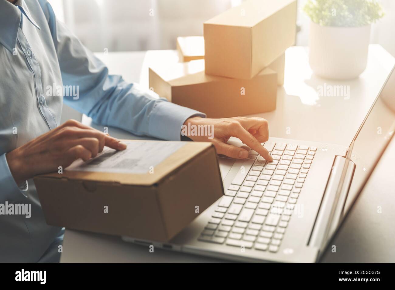 Laptop packaging hi-res stock photography and images - Alamy
