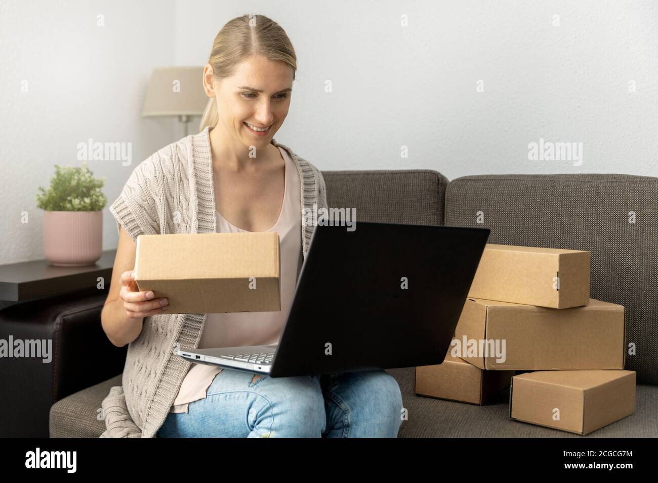 online shopping or small internet store business concept - young ...