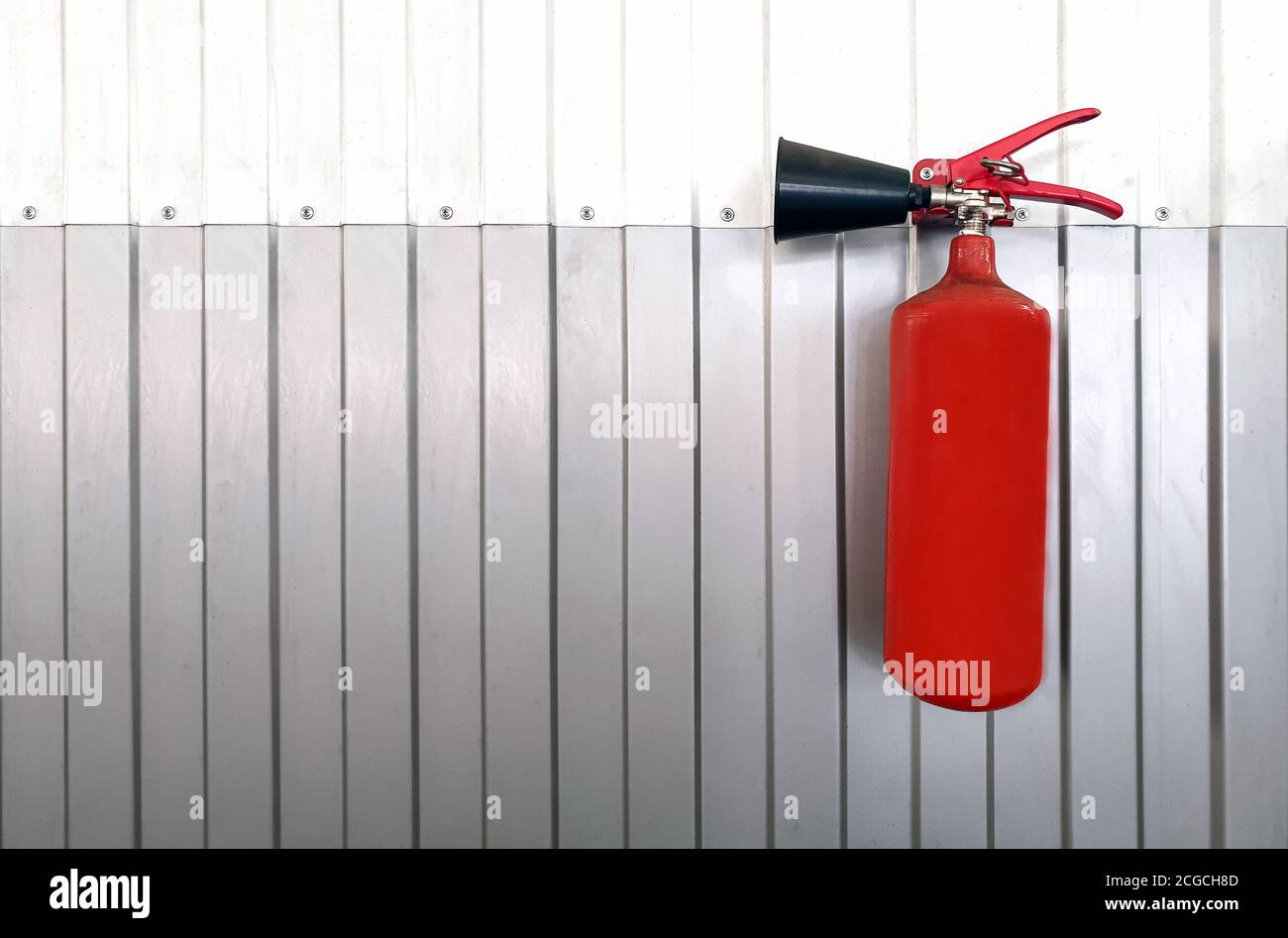 Red metal fire alarm hi-res stock photography and images - Alamy
