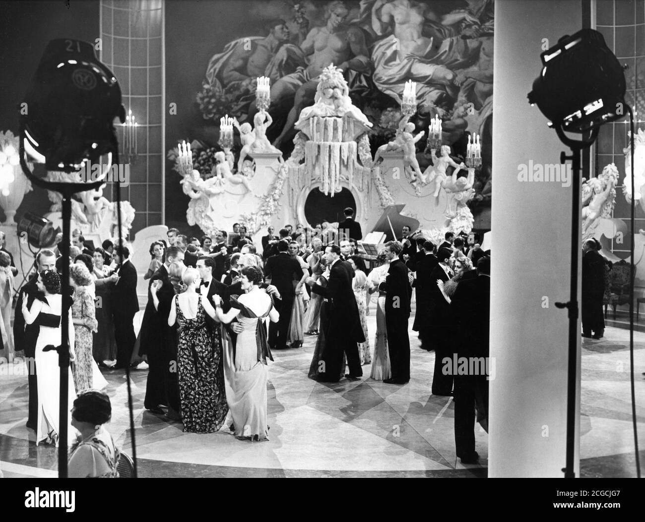 ANTHONY BUSHELL and VIVIEN LEIGH (at left) with dancers on set candid ...