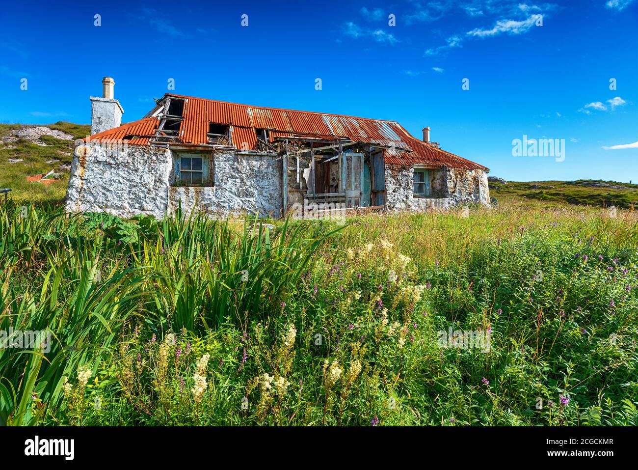 Scottish croft house cottage blue sky hi-res stock photography and ...