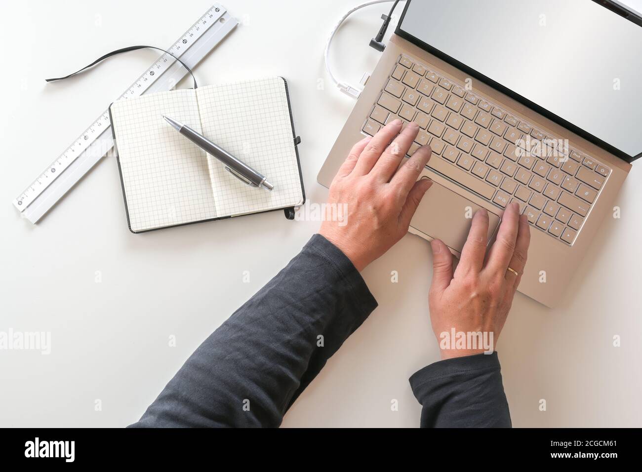 Elderly hands hi-res stock photography and images - Alamy