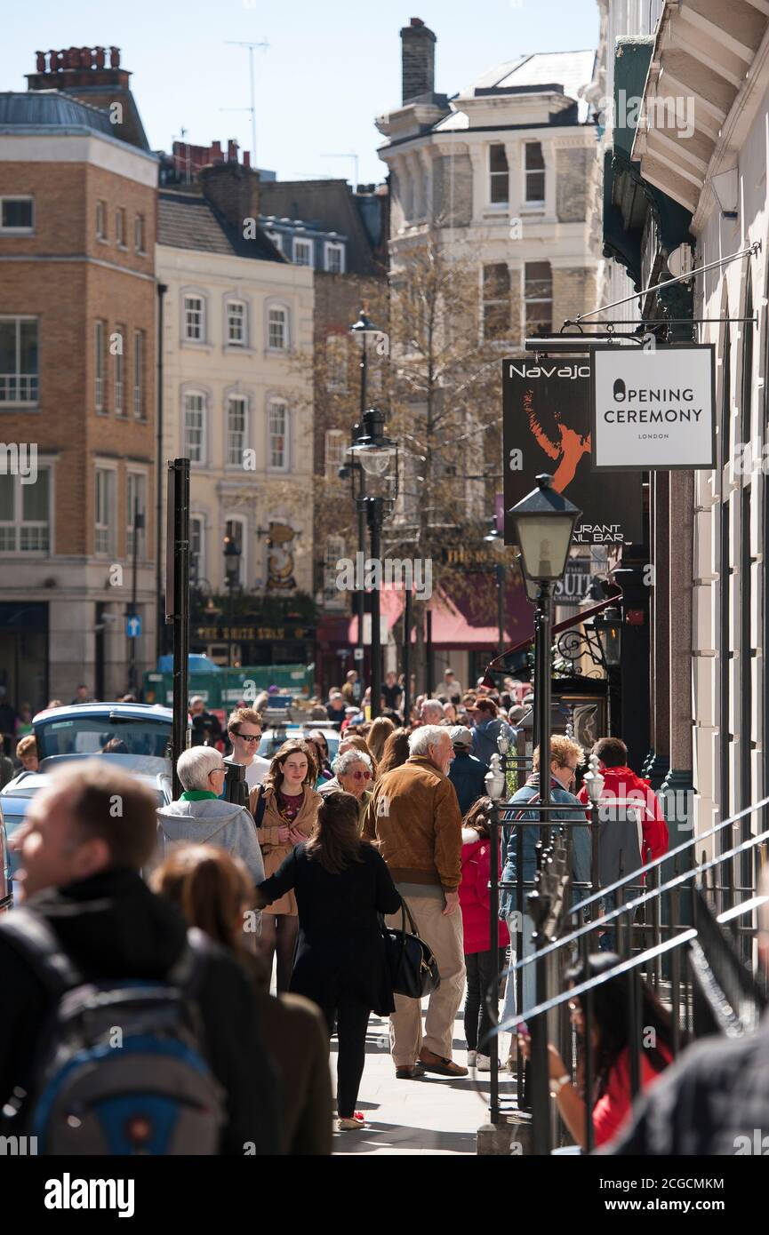 Tourists visiting shops near London's famous Covent Garden, England ...