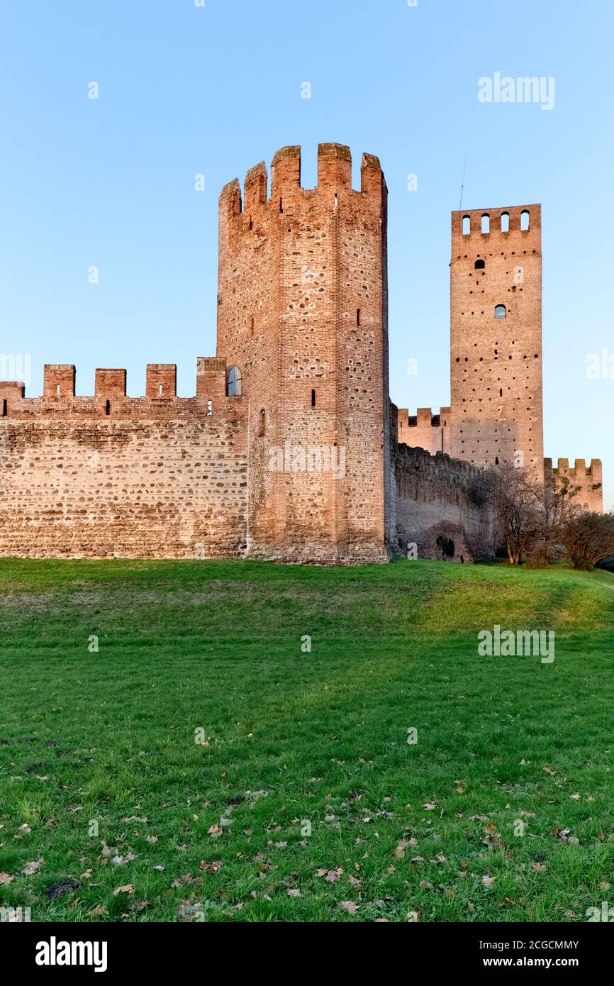 Medieval walls towers hi-res stock photography and images - Alamy