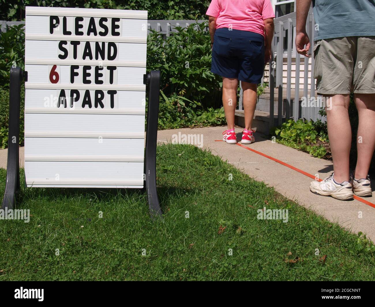 Please wait here sign hi-res stock photography and images - Alamy