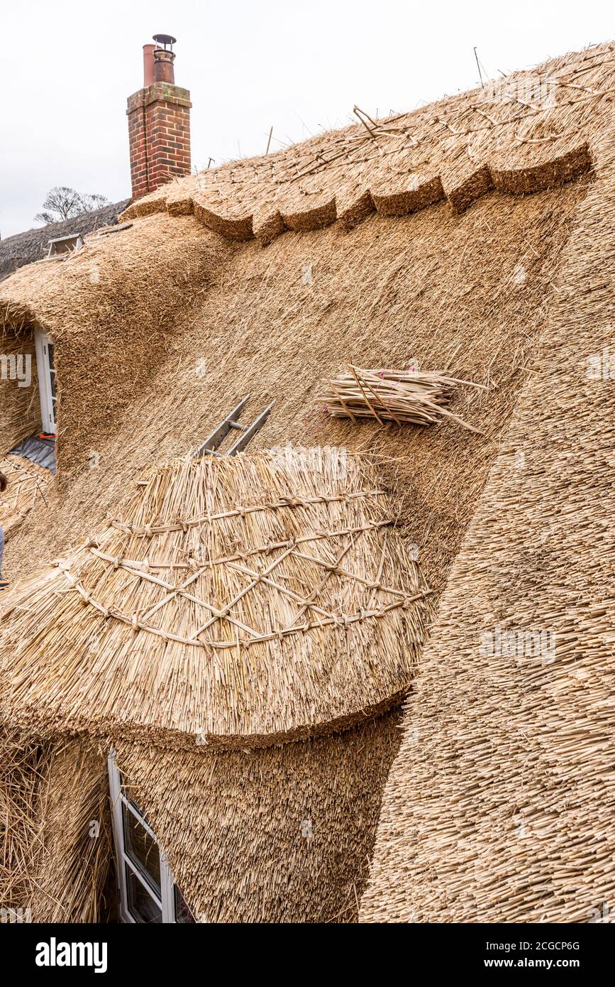 workmen thatching the roof of an old cottage Stock Photo - Alamy