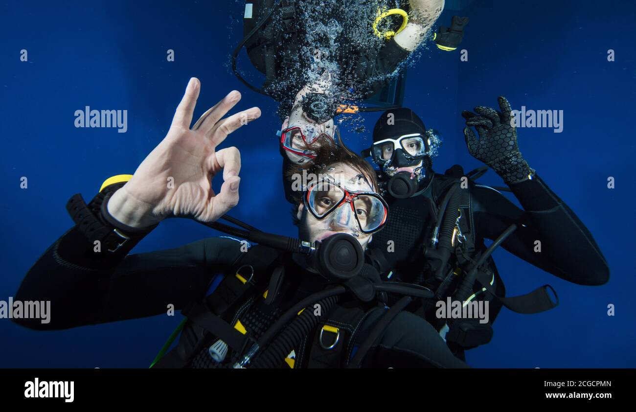 Young men scuba divers making selfie. Underwater sport and leasure ...
