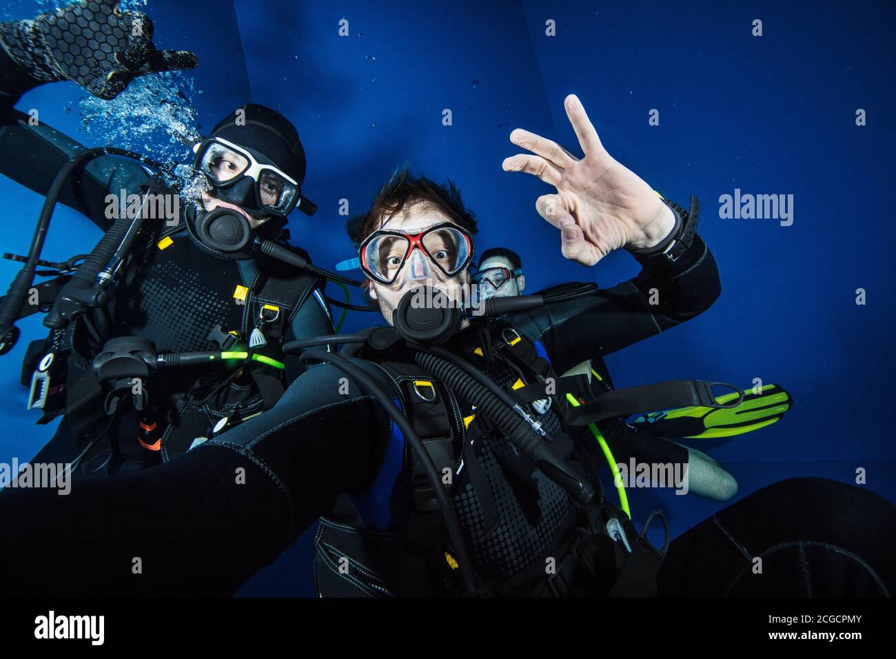 Young men scuba divers making selfie. Underwater sport and leasure ...