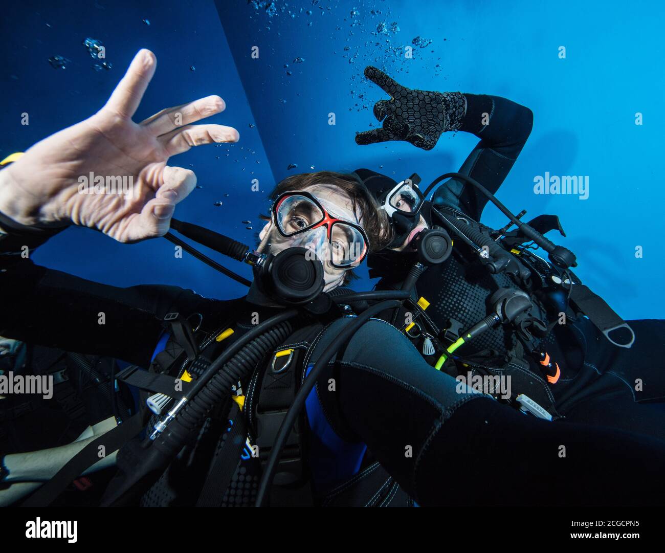 Young men scuba divers making selfie. Underwater sport and leasure ...