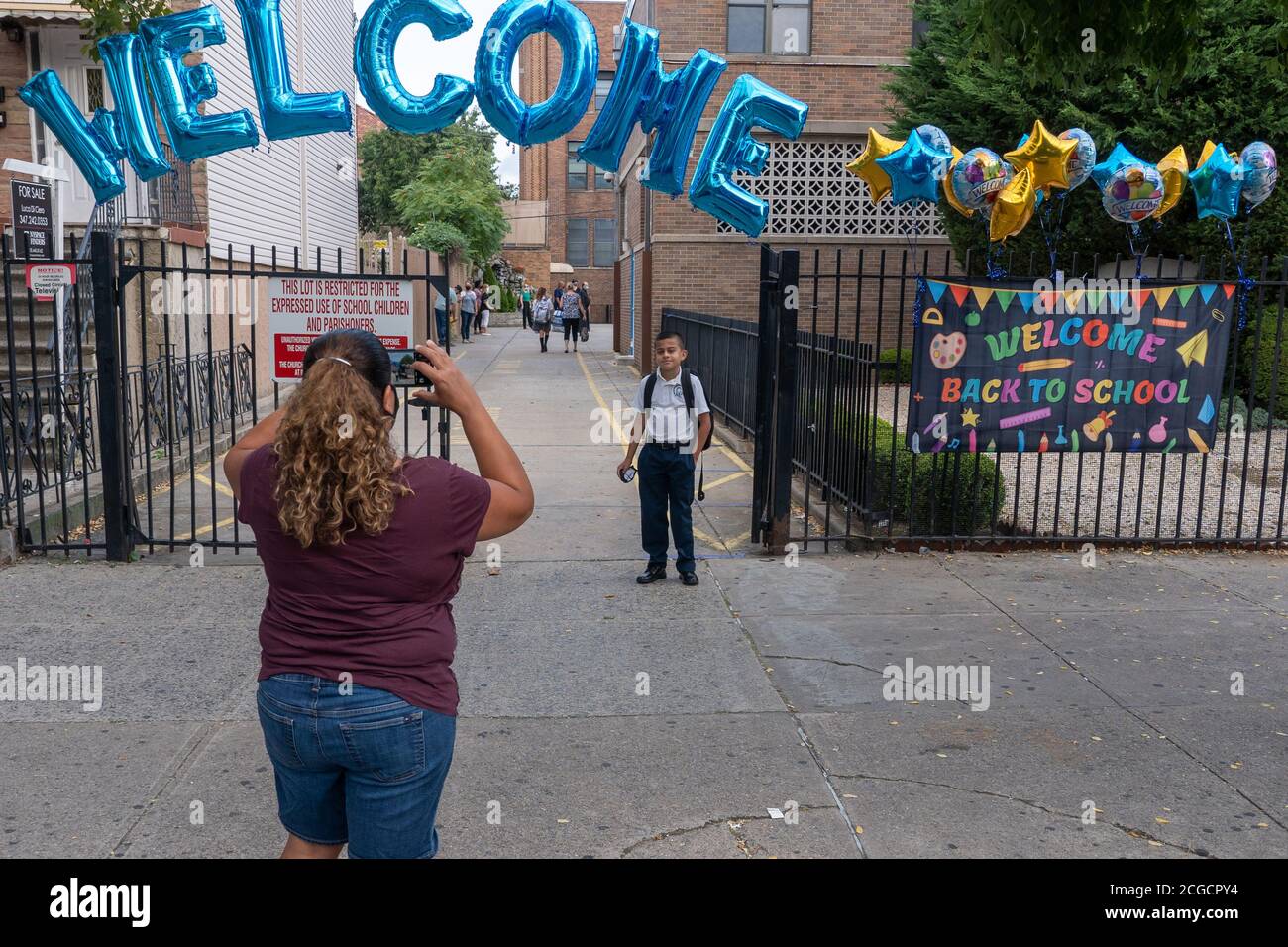 Children entering school building hi-res stock photography and images ...
