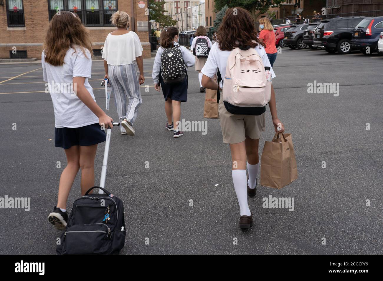 Children entering school building hi-res stock photography and images ...