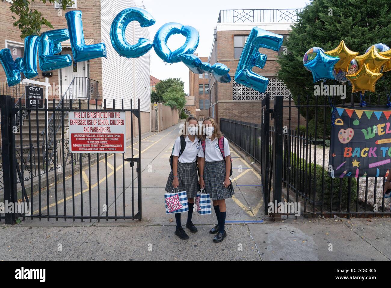 Children entering school building hi-res stock photography and images ...