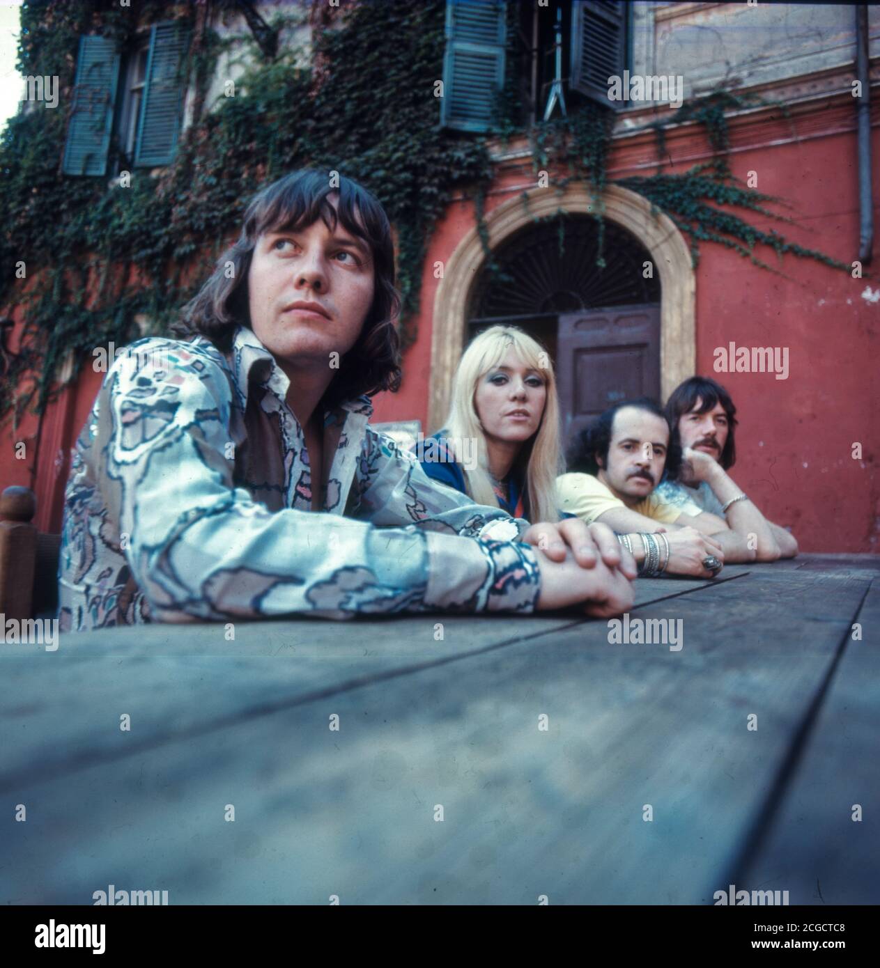 Middle of the road band hi-res stock photography and images - Alamy