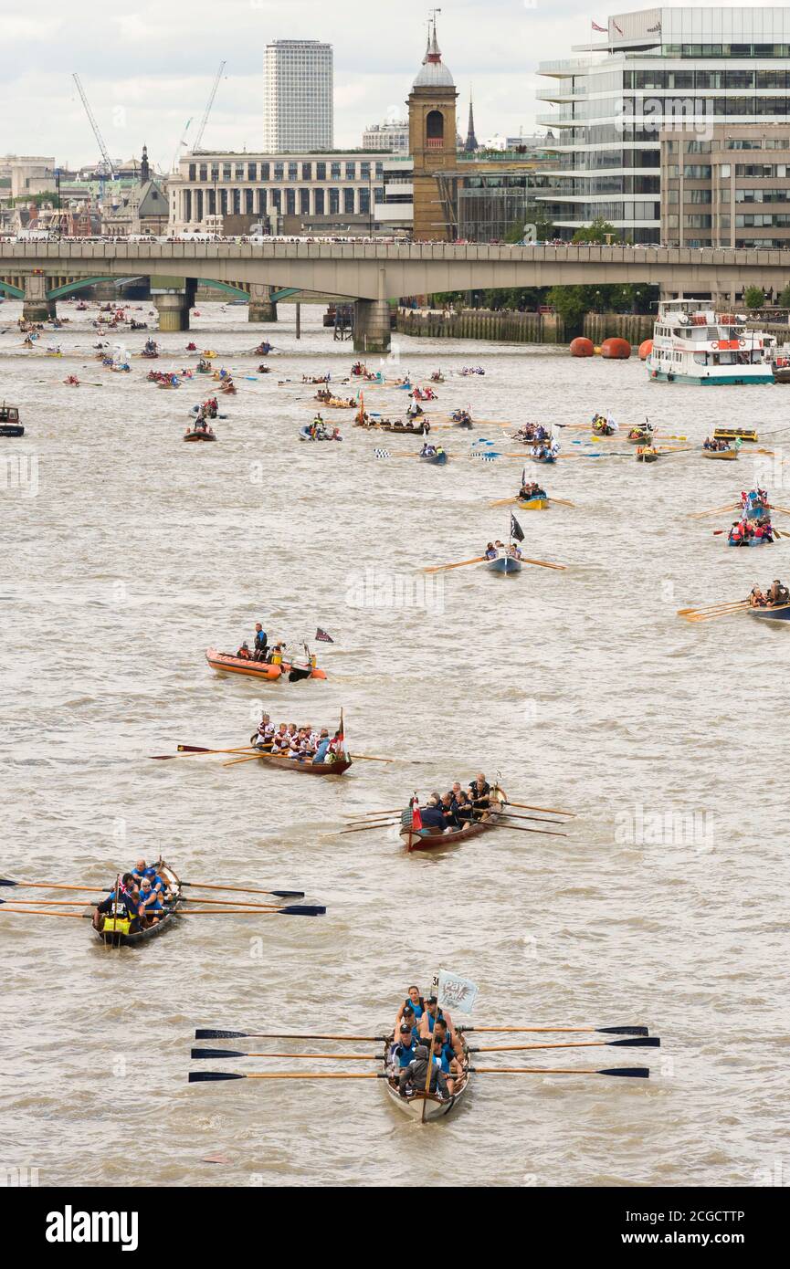 Competitors in great river race hi-res stock photography and images - Alamy