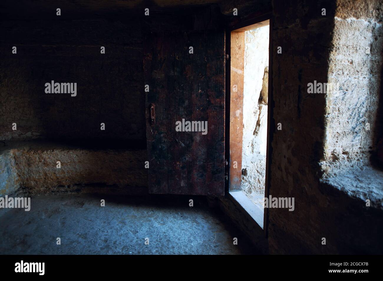 Empty stone room and open ancient door Stock Photo - Alamy