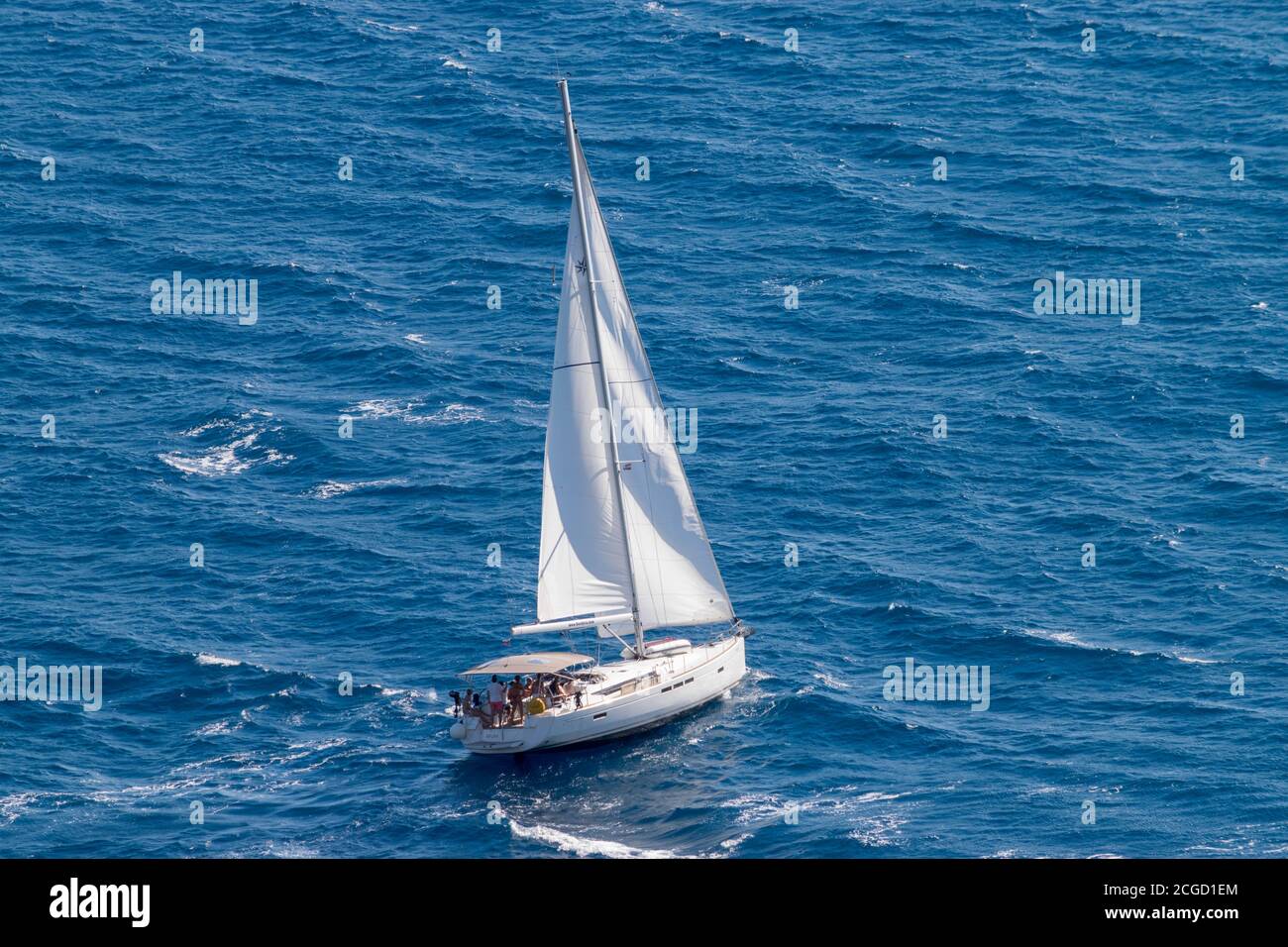 Blaues segelboot hi-res stock photography and images - Alamy