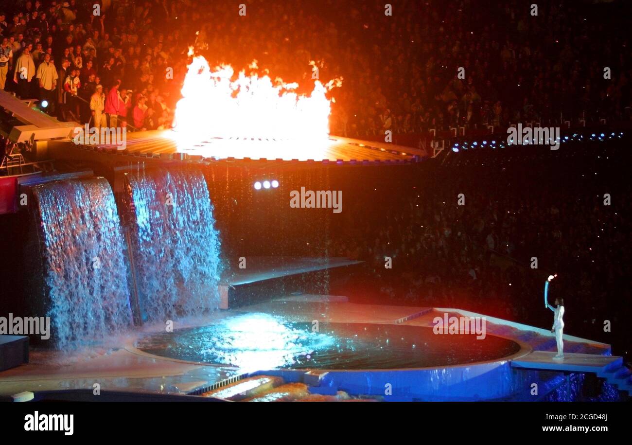 KATHY FREEMAN LIGHTS THE OLYMPIC FLAME SYDNEY OLYMPICS, AUSTRALIA ...