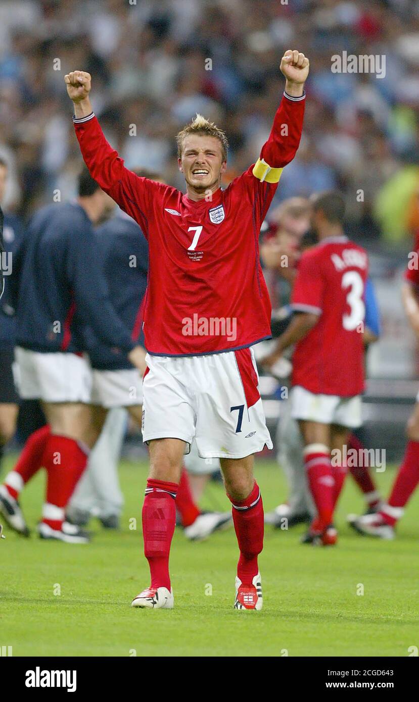 DAVID BECKHAM CELEBRATES VICTORY ENGLAND v ARGENTINA JAPNA WORLD CUP ...