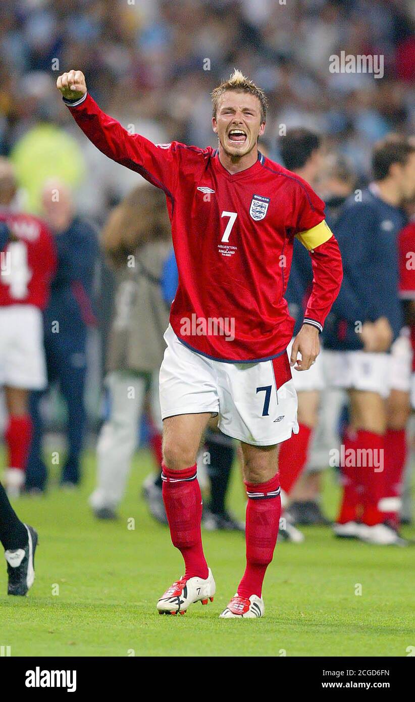 David beckham england 2002 hi-res stock photography and images - Alamy