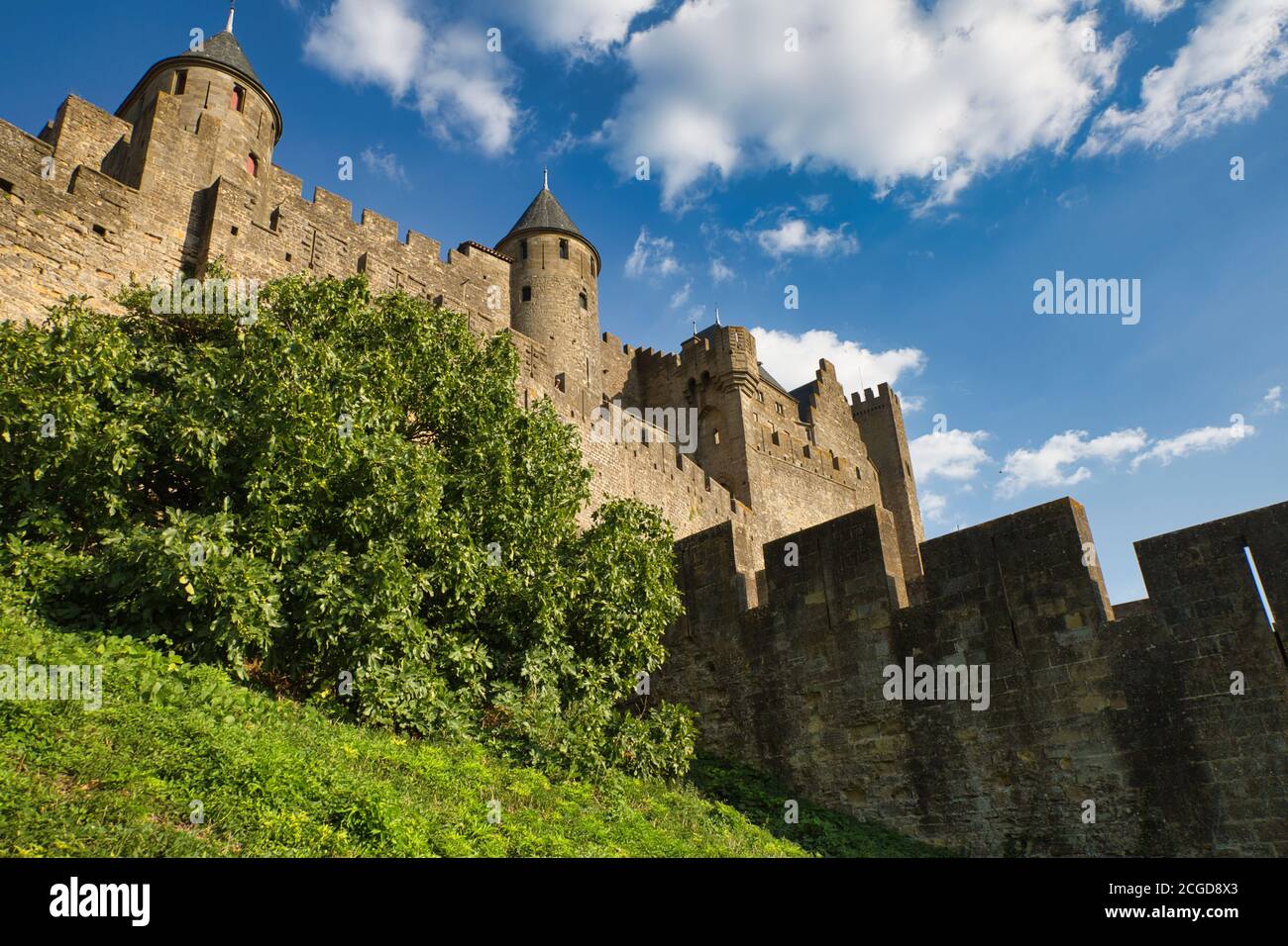Sunlit castle ramparts hi-res stock photography and images - Alamy