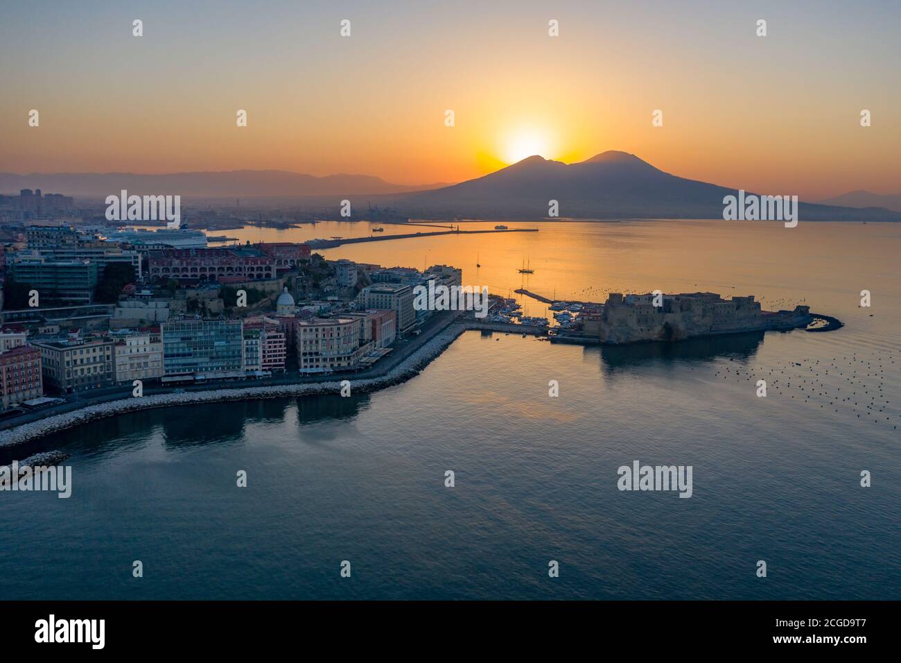 Alba su Napoli, vesuvio, castel dell'ovo Stock Photo - Alamy