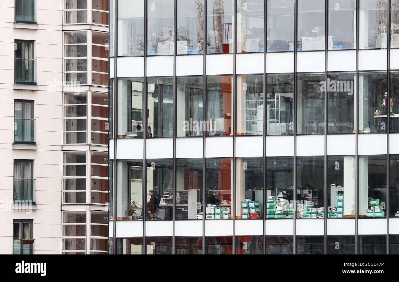 Largely empty office block hi-res stock photography and images - Alamy
