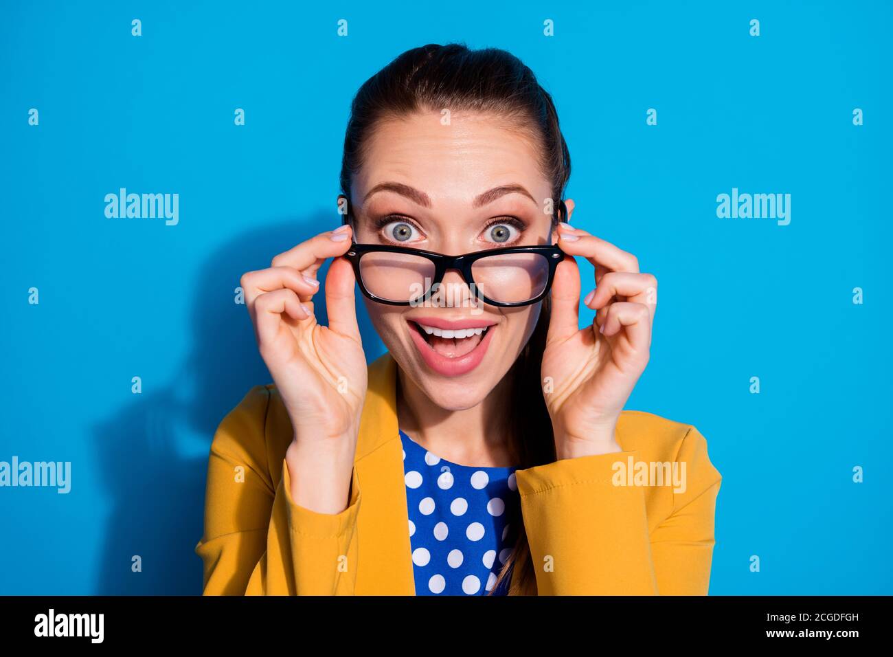 Close-up portrait of her she nice attractive charming cheerful cheery ...
