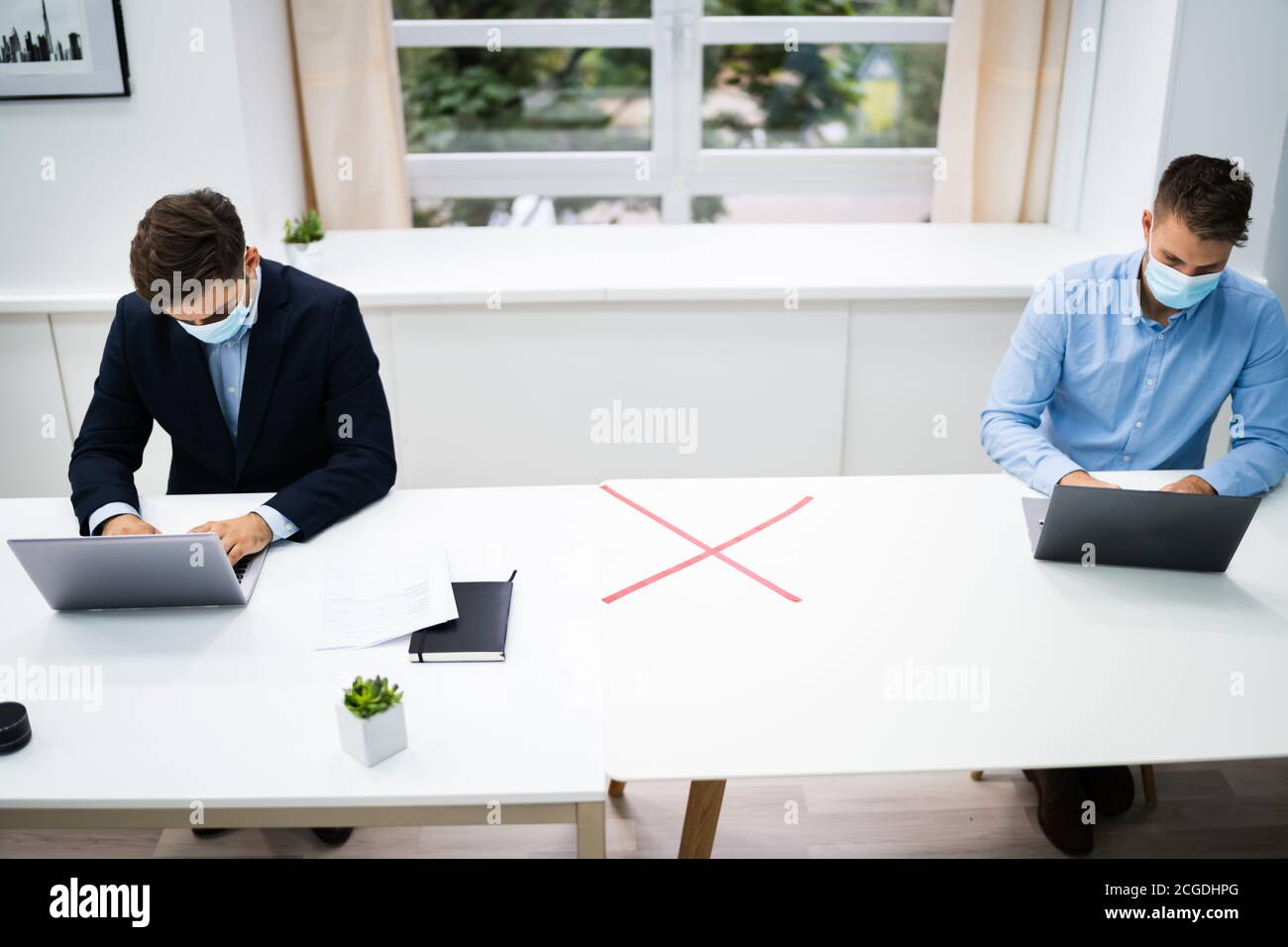 Office Meeting At Work With Social Distancing Stock Photo - Alamy Office Meeting At Work With Social Distancing Stock Photo - Alamy