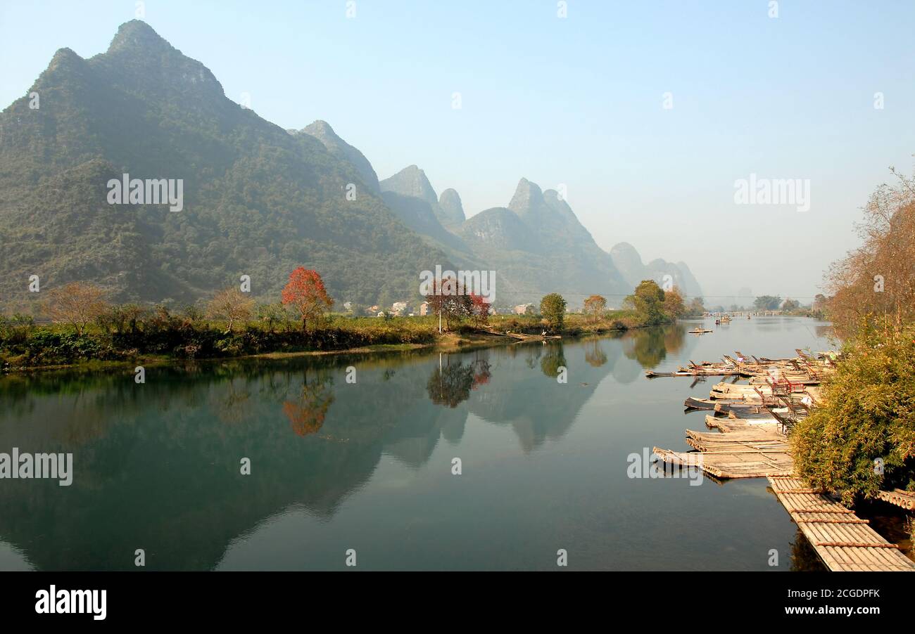 Scenery along the Yulong River near Yangshuo, Guilin in Guangxi ...