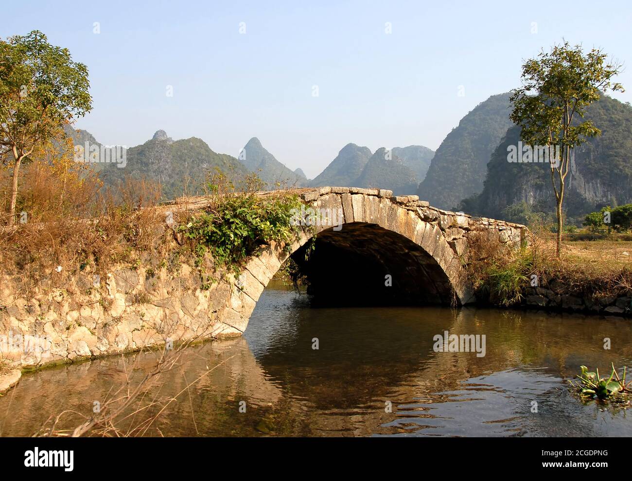 Scenery along the Yulong River near Yangshuo, Guilin in Guangxi ...