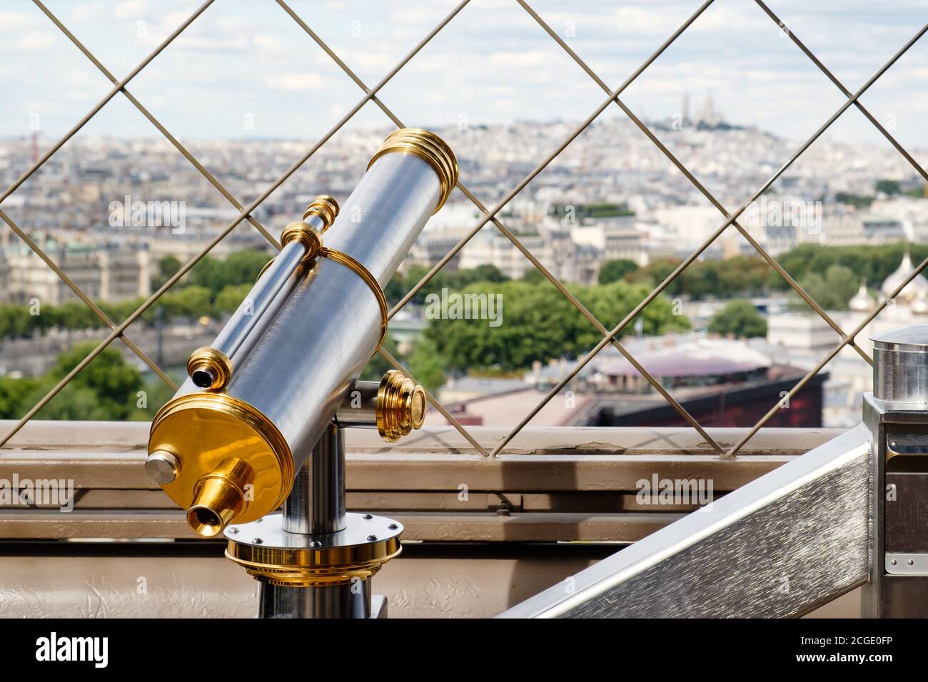 Tourist telescope eiffel tower hi-res stock photography and images - Alamy