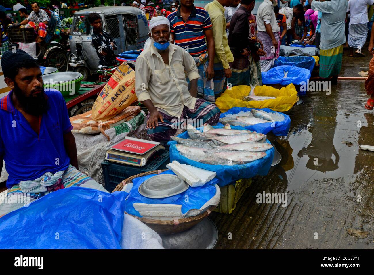 Fish market in dhaka bangladesh hi-res stock photography and images - Alamy