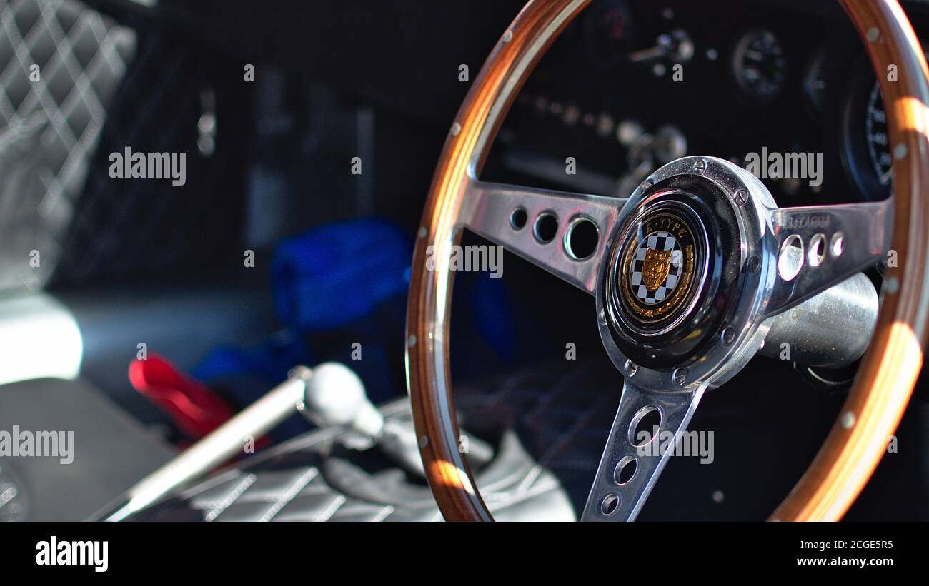 Vintage car racing pit hi-res stock photography and images - Alamy