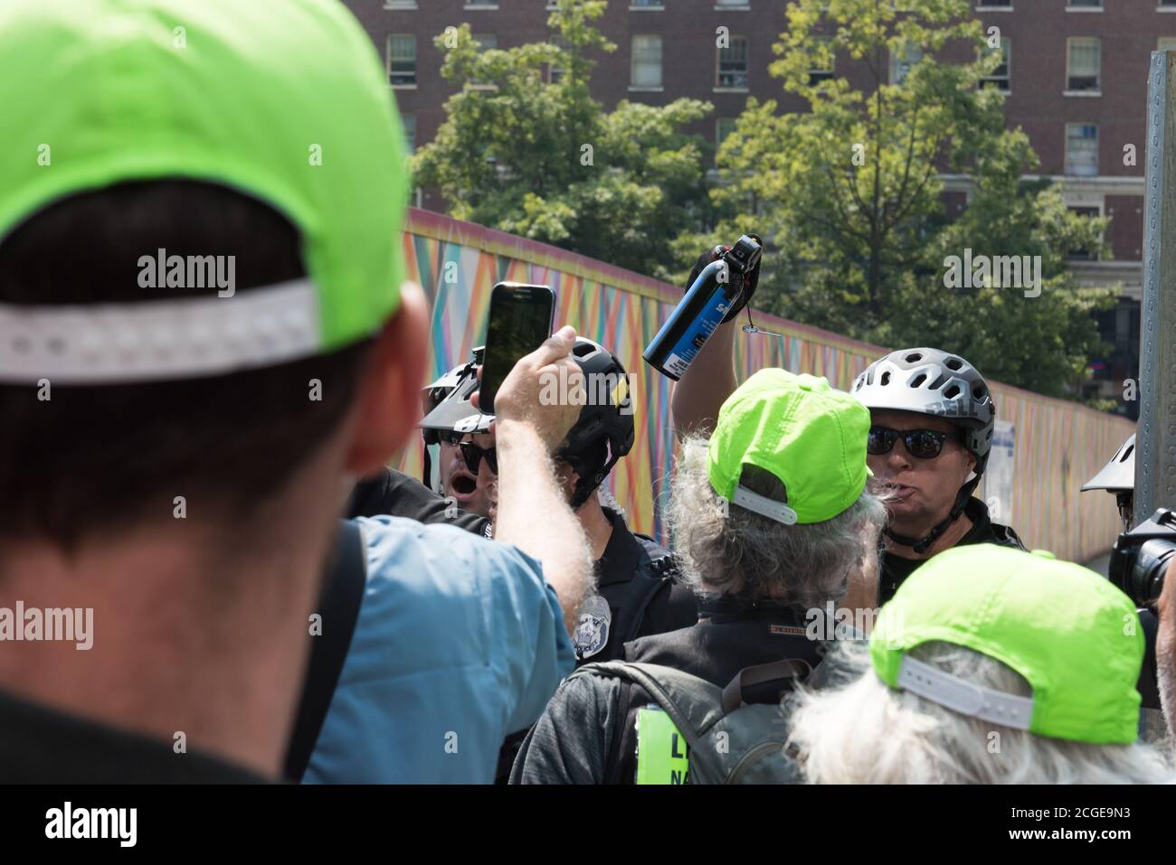 Seattle, USA. 18 Aug, 2018. A Seattle Police Officer pointing mace at a ...