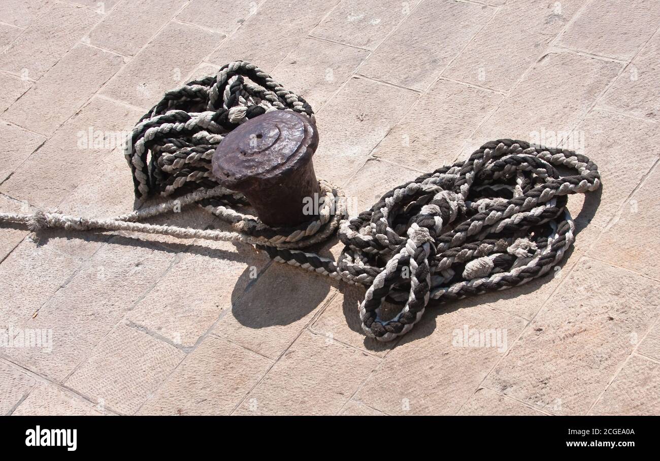 Bollard with a mooring rope Stock Photo - Alamy