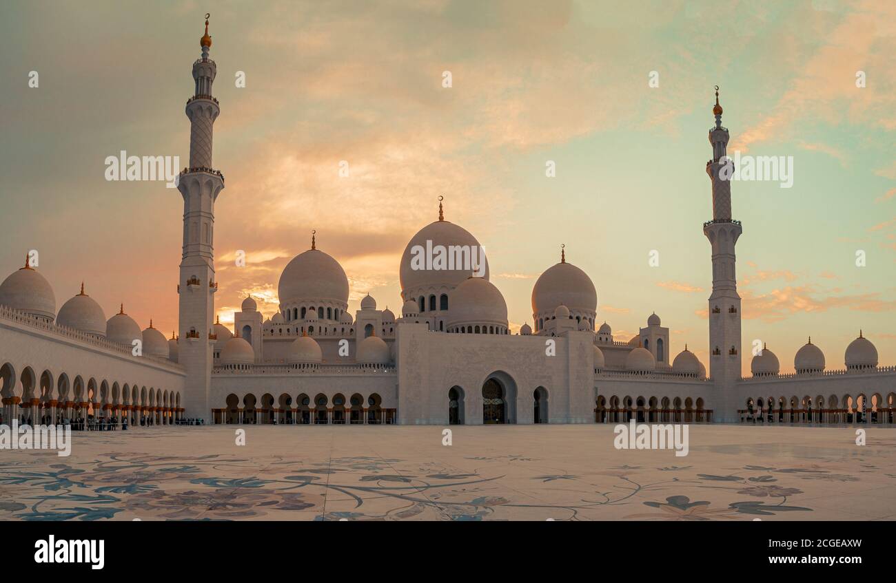 Sunset at Sheikh Zayed Grand Mosque, Abu Dhabi, UAE Stock Photo - Alamy