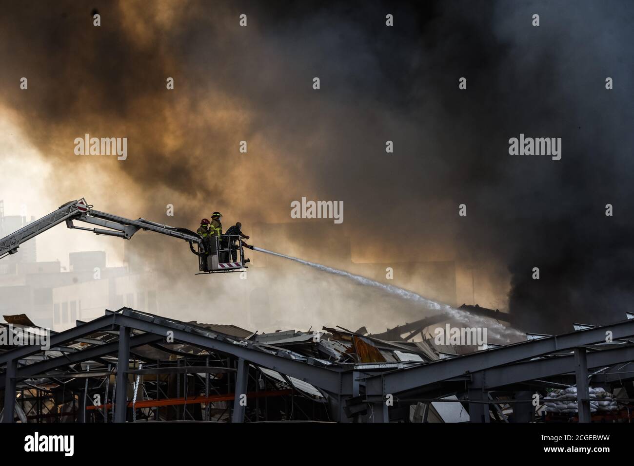 Hose spraying water on a fire hi-res stock photography and images - Alamy